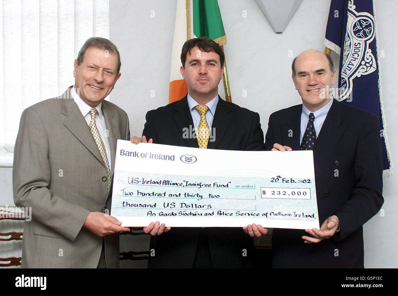 US-Irish Alliance cheque for Sept 11th victims Stock Photo - Alamy