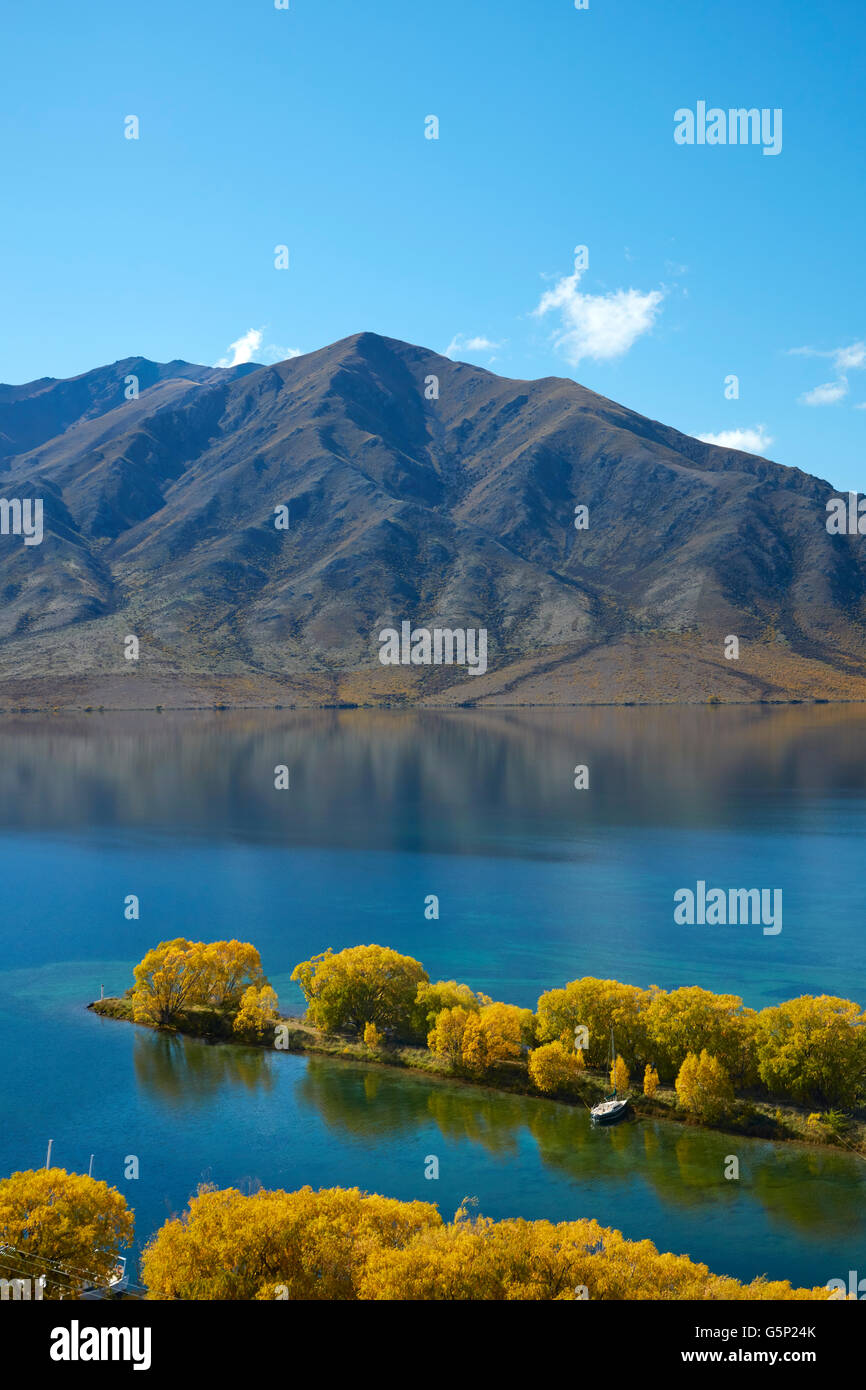 Autumn, Sailors Cutting, Lake Benmore, and Benmore Range, Waitaki ...