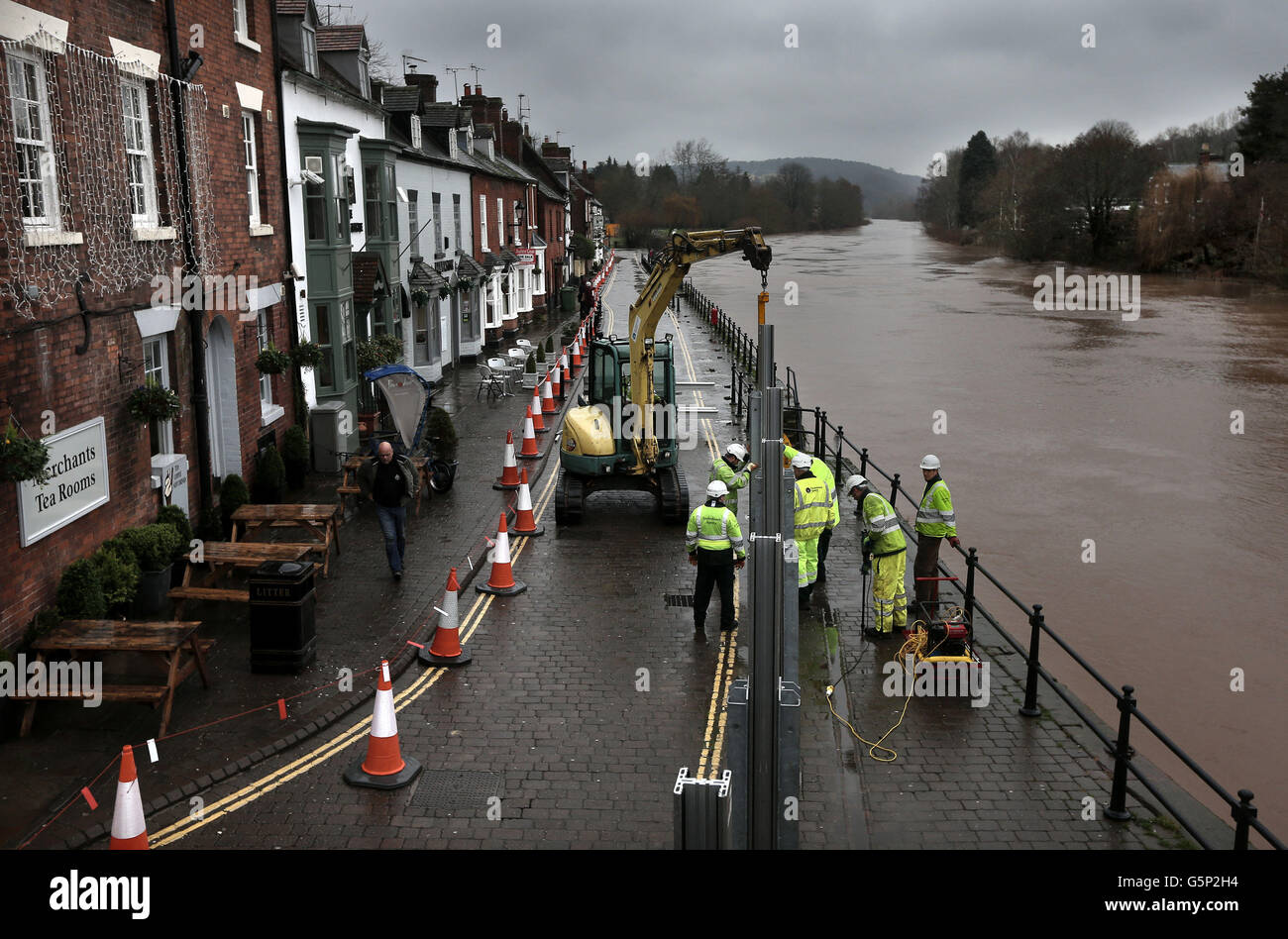 The Environment Agency constructs the Bewdley flood defense barrier as ...