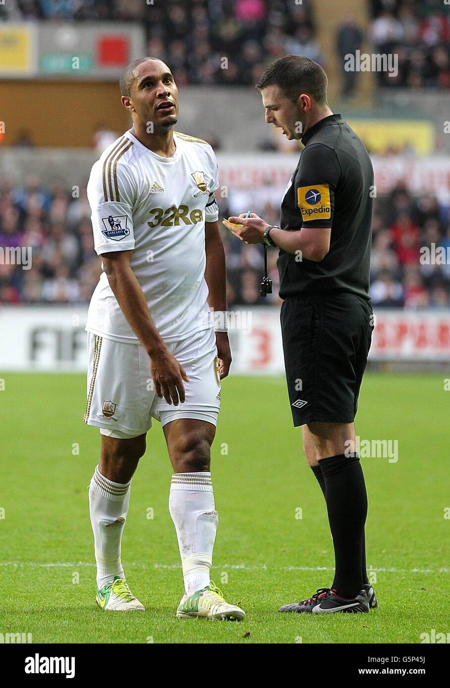 Michael oliver manchester city united hi-res stock photography and ...