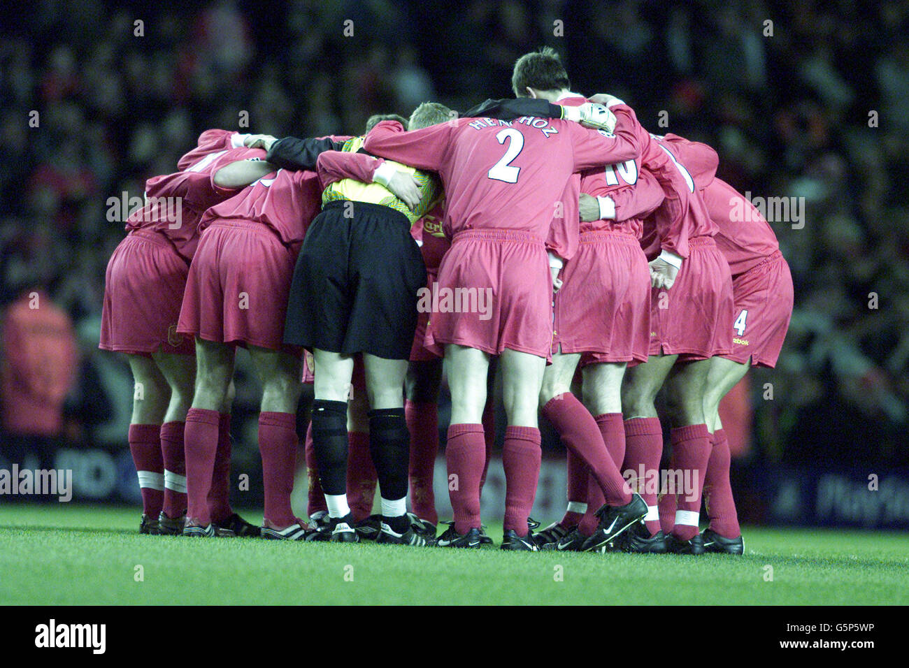 Liverpool players in a huddle hi-res stock photography and images - Alamy