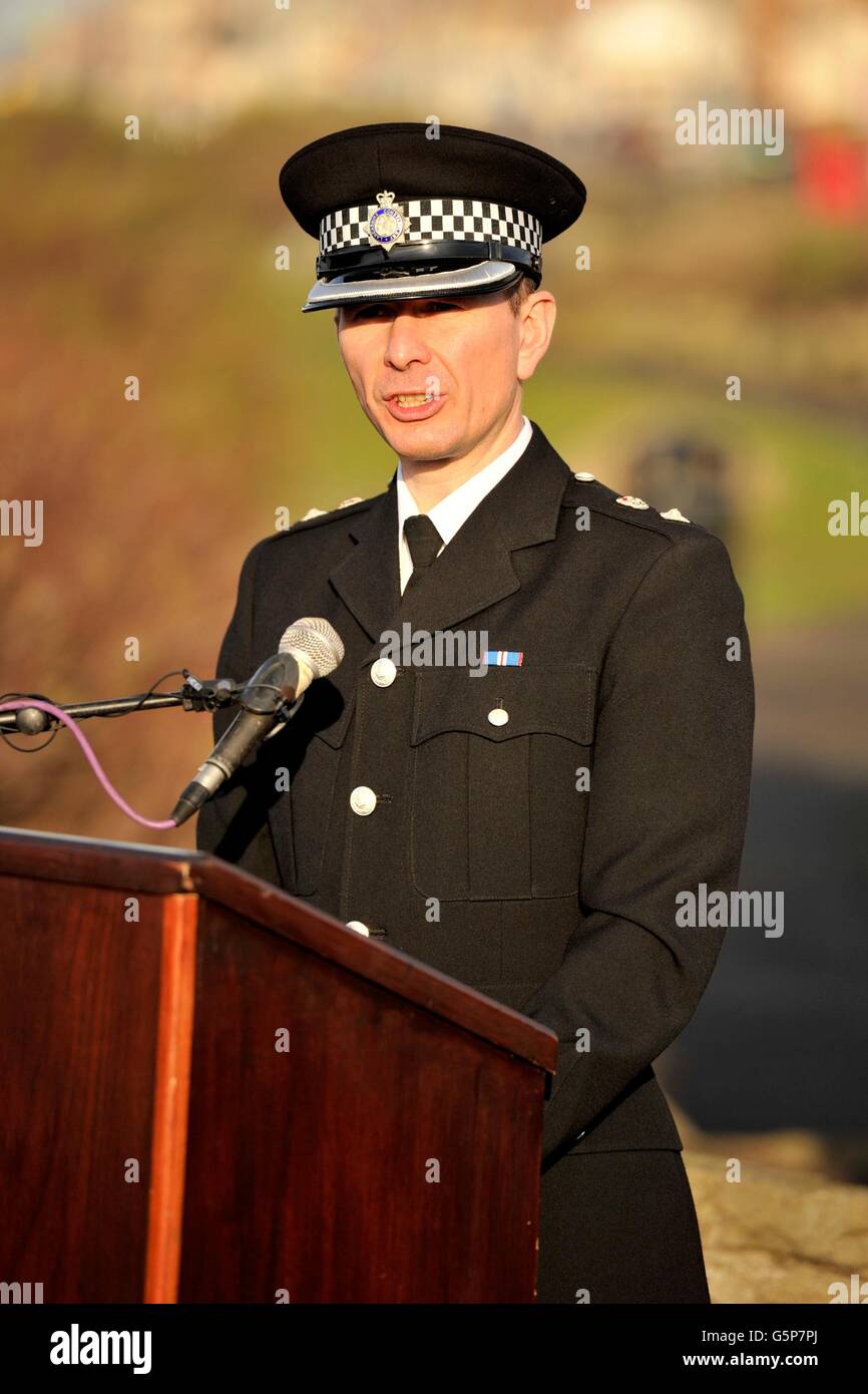 Chief Superintendent Richard Debicki speaking at the memorial service ...