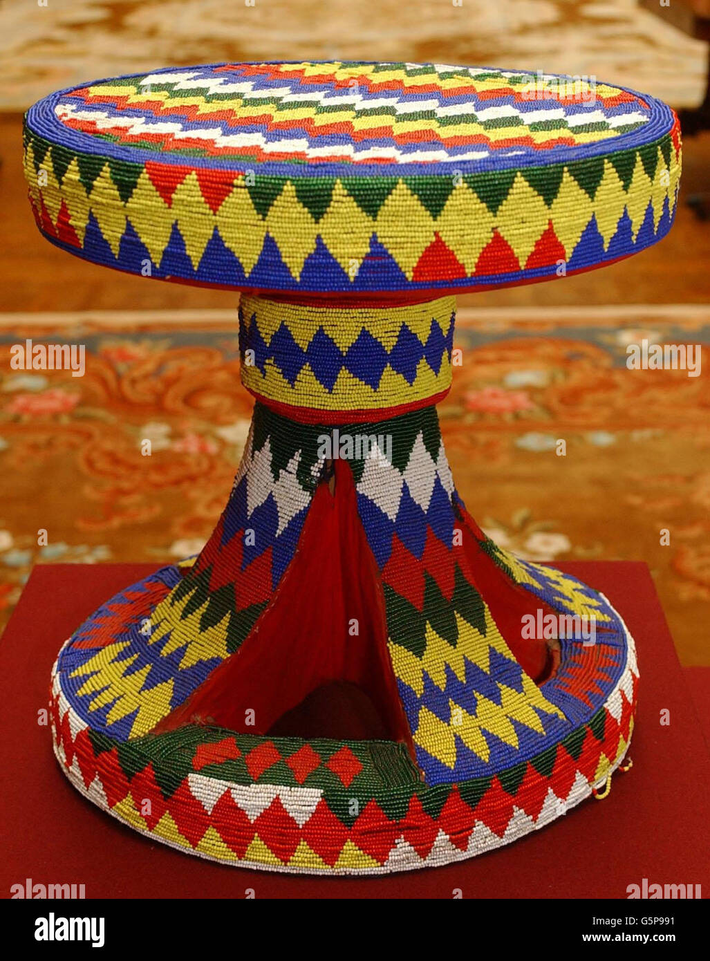 Picture the queen elizabeth ii table hi-res stock photography and ...