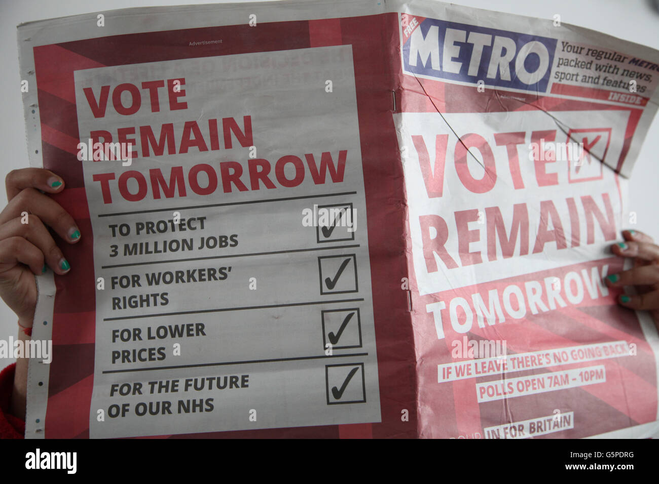 Metro newspaper advert hi-res stock photography and images - Alamy