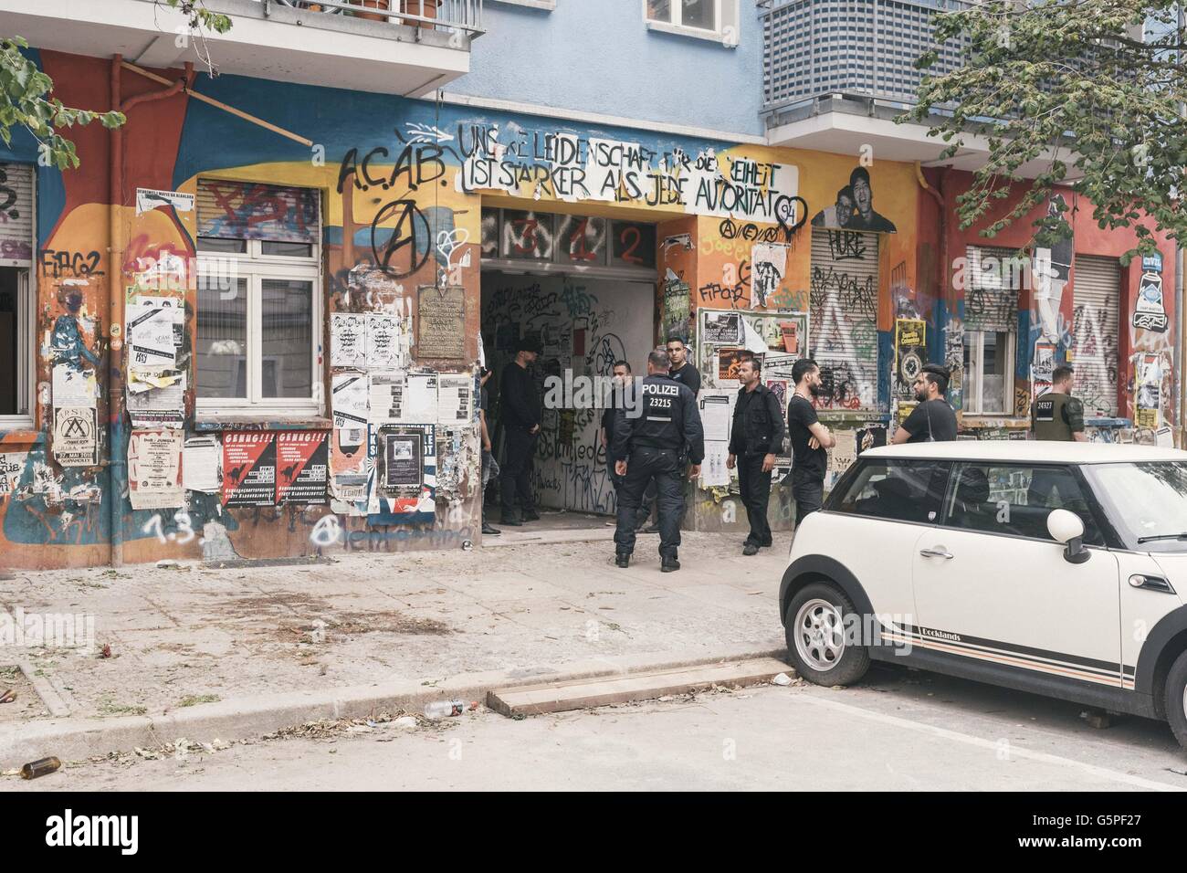 Berlin, Berlin, Germany. 22nd June, 2016. Police officers and private ...