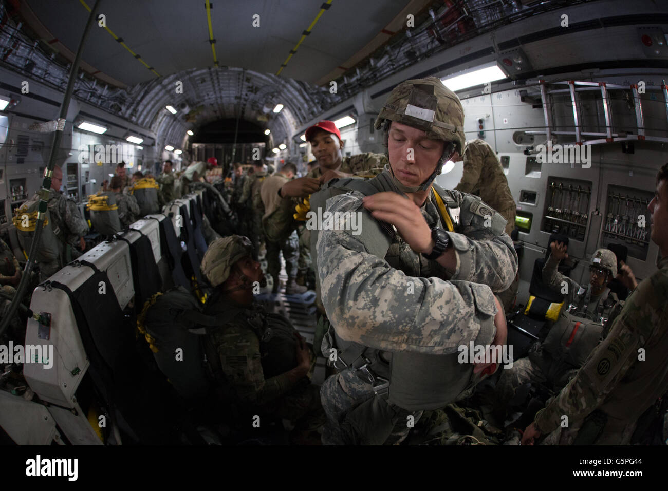 Airborne soldiers perform parachute hi-res stock photography and images ...