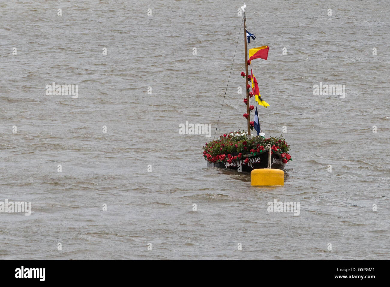 London, UK. 22nd June, 2016. A boat covered in roses and bearing the ...