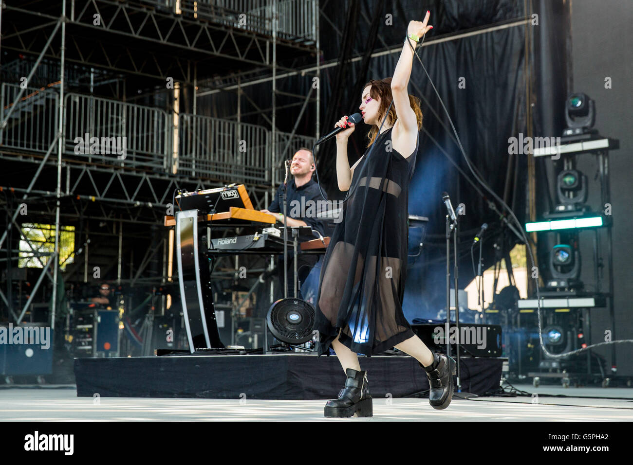 Manchester, Tennessee, USA. 10th June, 2016. IAIN COOK (L) and LAUREN ...