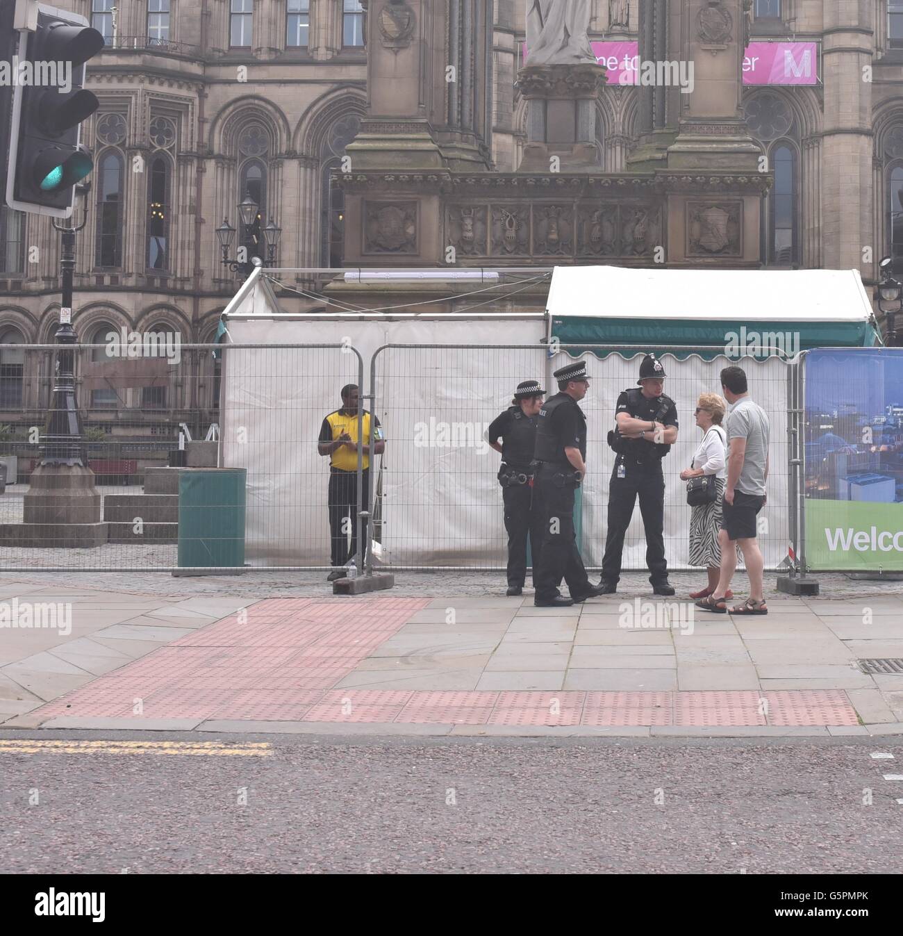 Police guard speaking to public hi-res stock photography and images - Alamy