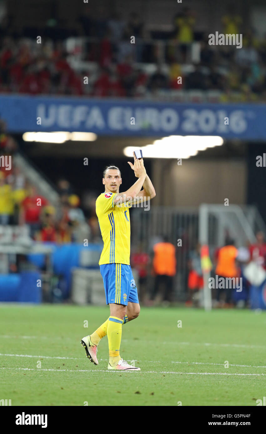 Zlatan ibrahimovic fans after uefa hi-res stock photography and images ...