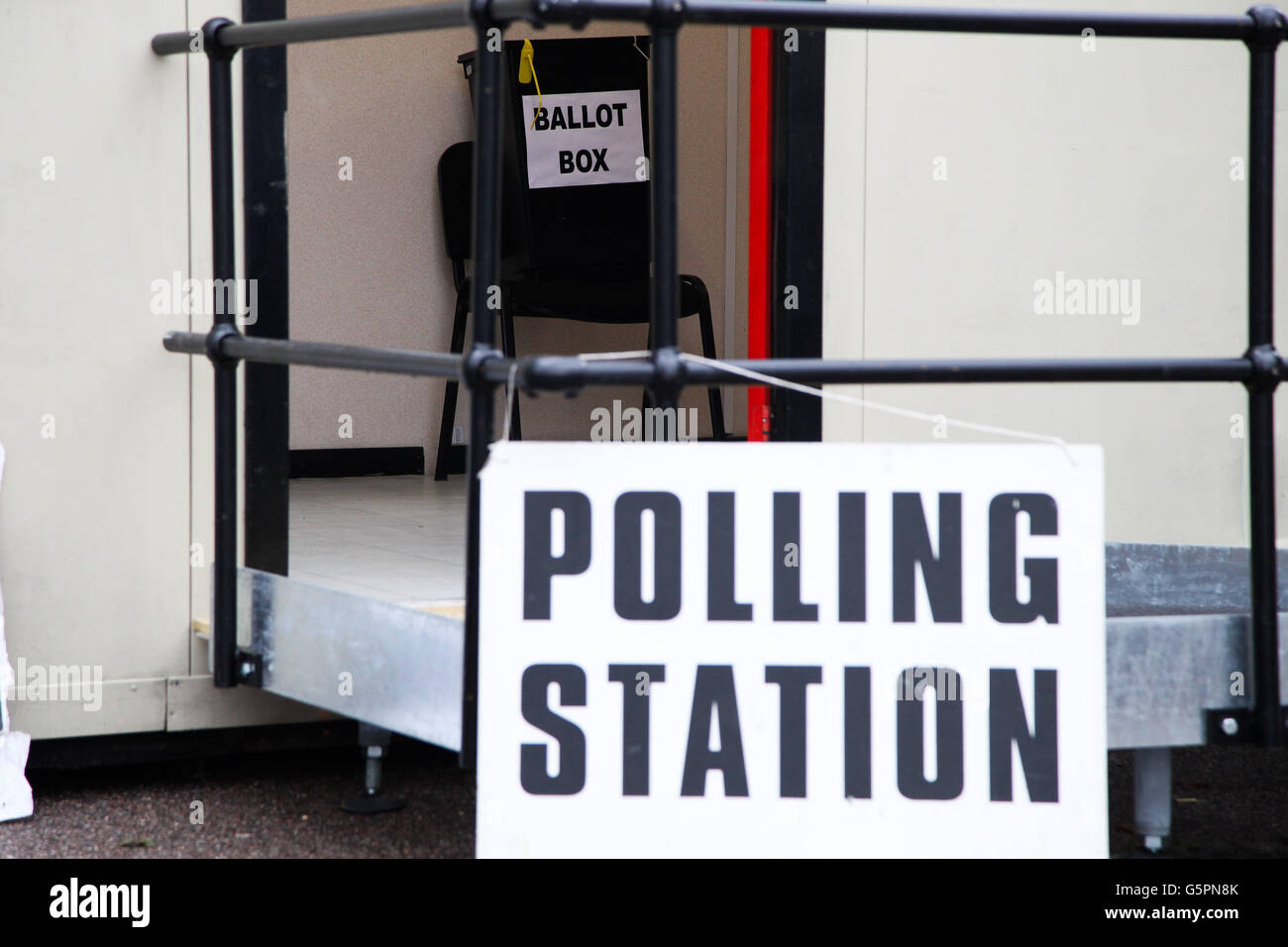 Inside polling day uk hi-res stock photography and images - Alamy