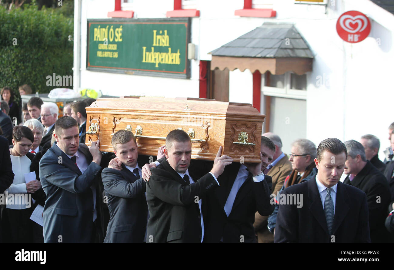 The coffin of former gaelic footballer Paidi O Se is brought through ...