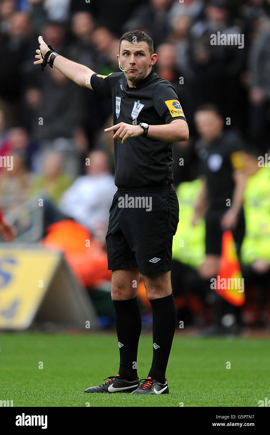 Michael oliver manchester city united hi-res stock photography and ...
