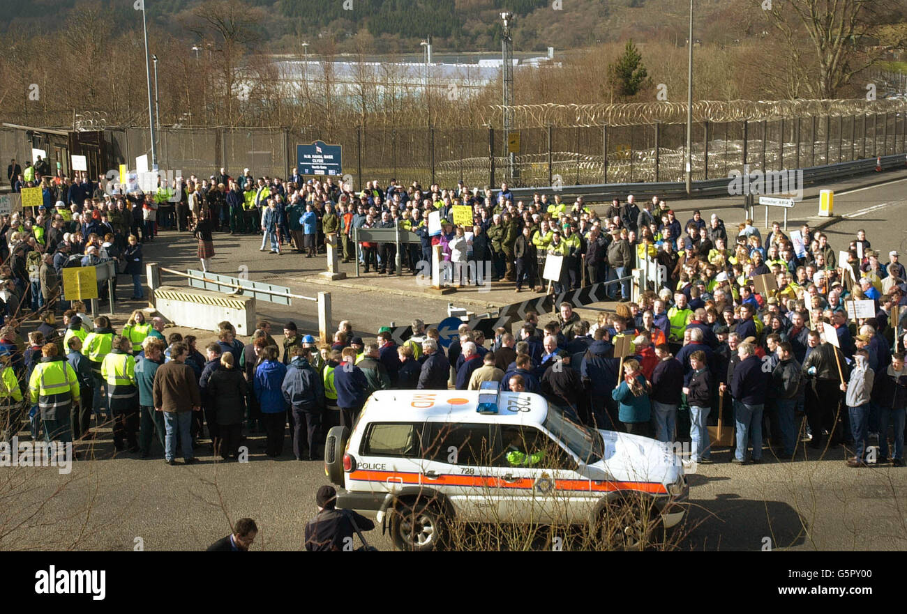 Faslane Naval Base Workers Protest Stock Photo - Alamy