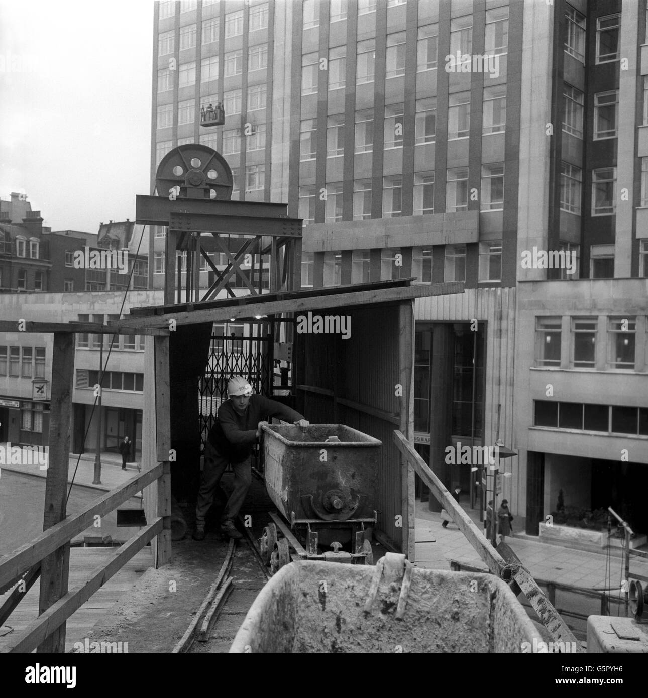 Victoria line construction Black and White Stock Photos & Images - Alamy