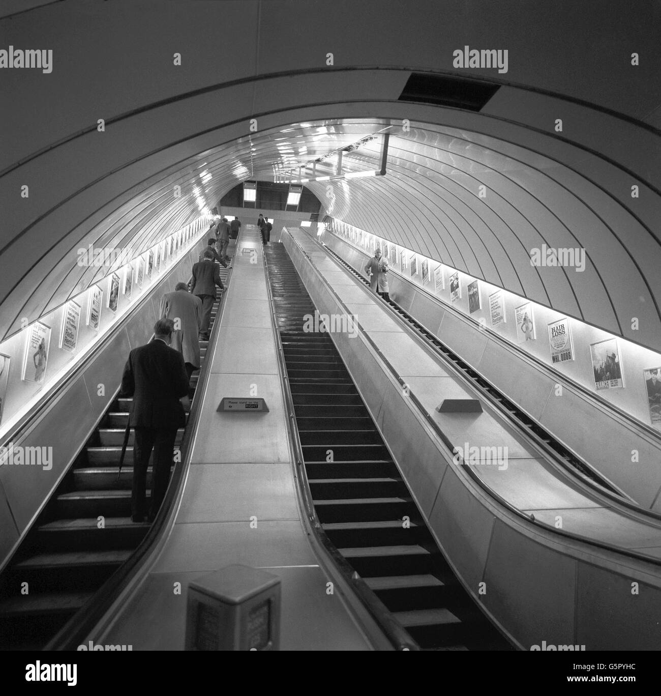 Victoria line hi-res stock photography and images - Alamy