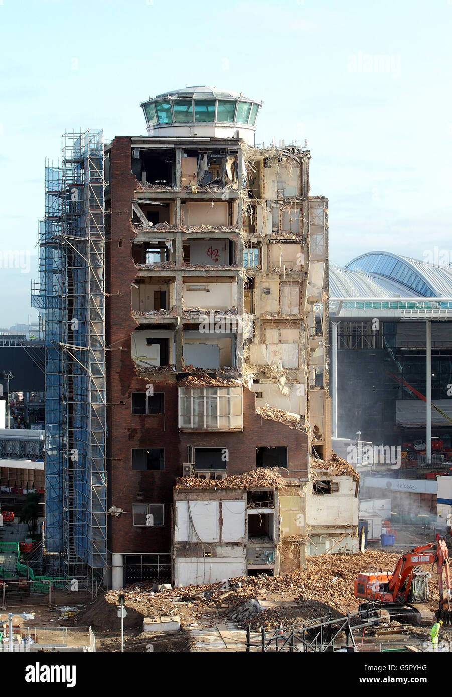 Heathrow old control tower demolished hi-res stock photography and ...