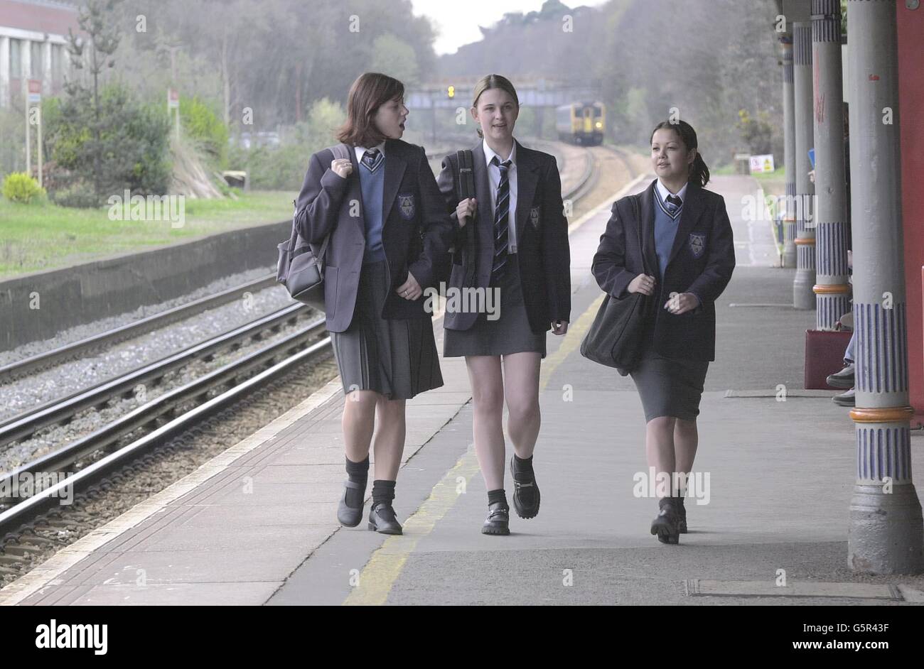 17 year old Elizabeth Pryor (centre) with two school friends at Walton ...