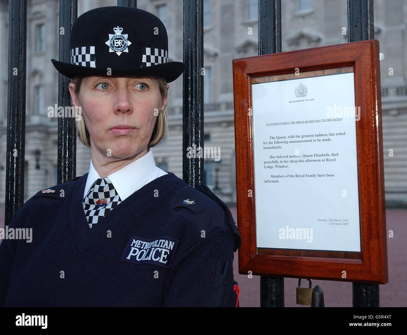 The queen mother stands with queen elizabeth ii hi-res stock ...