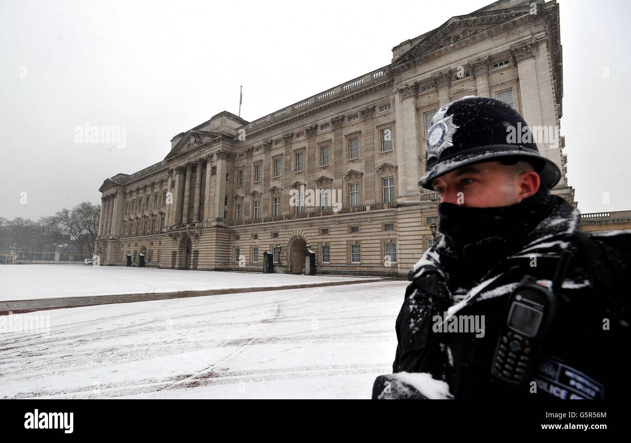 A Metropolitan Police officer on duty outside Buckingham Palace in ...