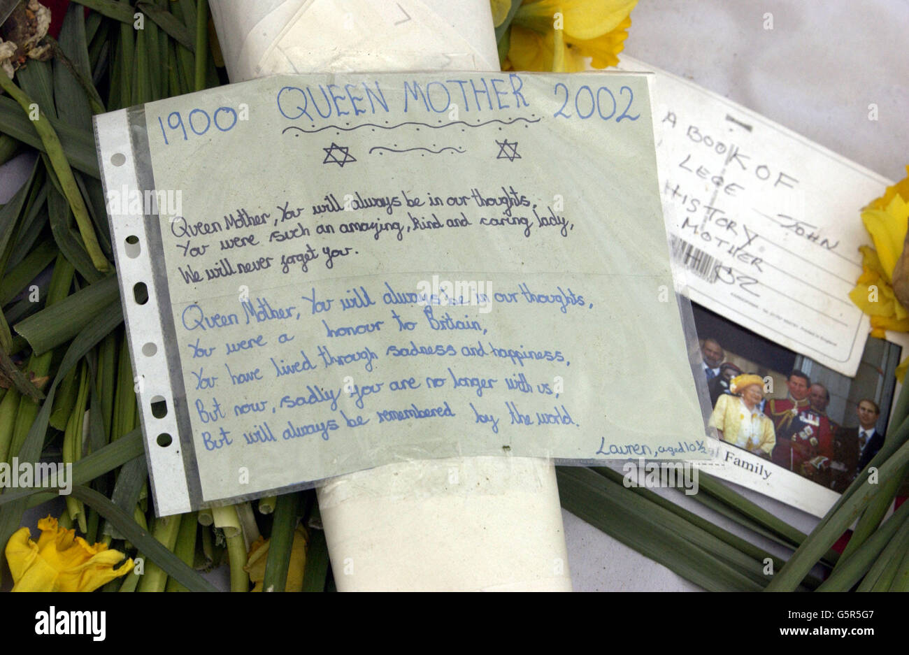 Queen Mother Death Tributes Stock Photo - Alamy