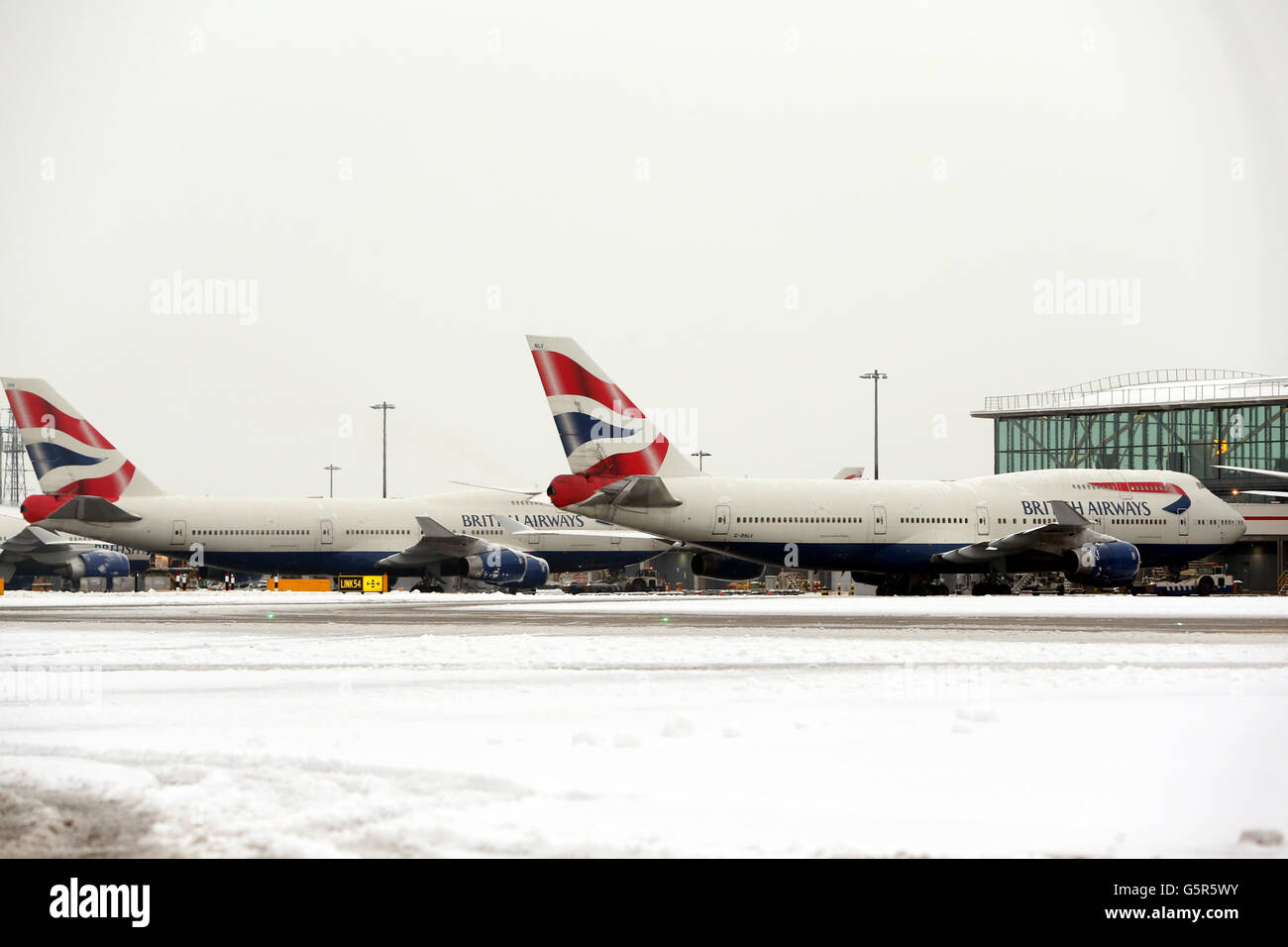 Winter weather Jan 18th. Planes standing in the snow at Heathrow ...