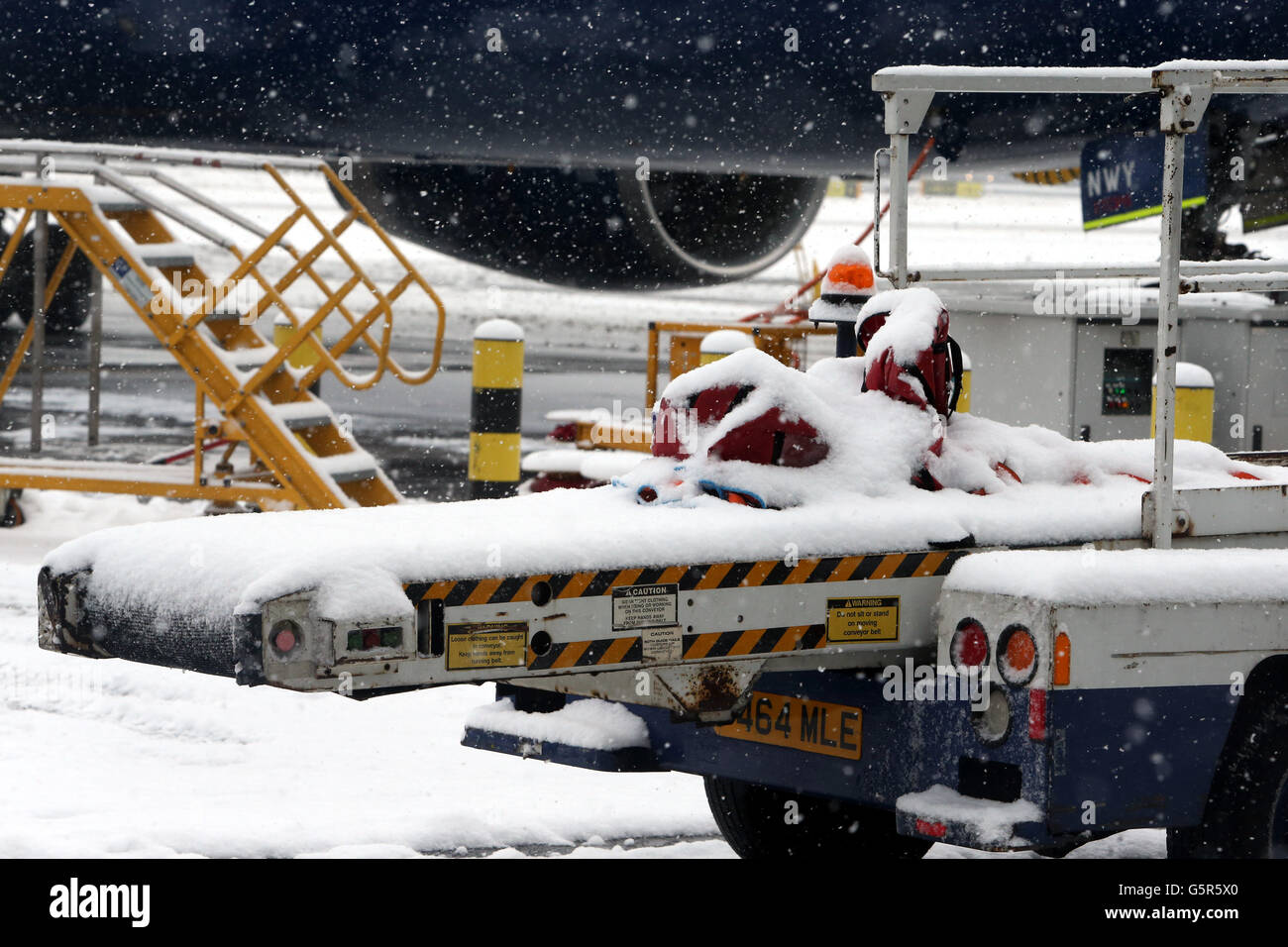 A plane standing in the snow at Heathrow Airport Stock Photo - Alamy