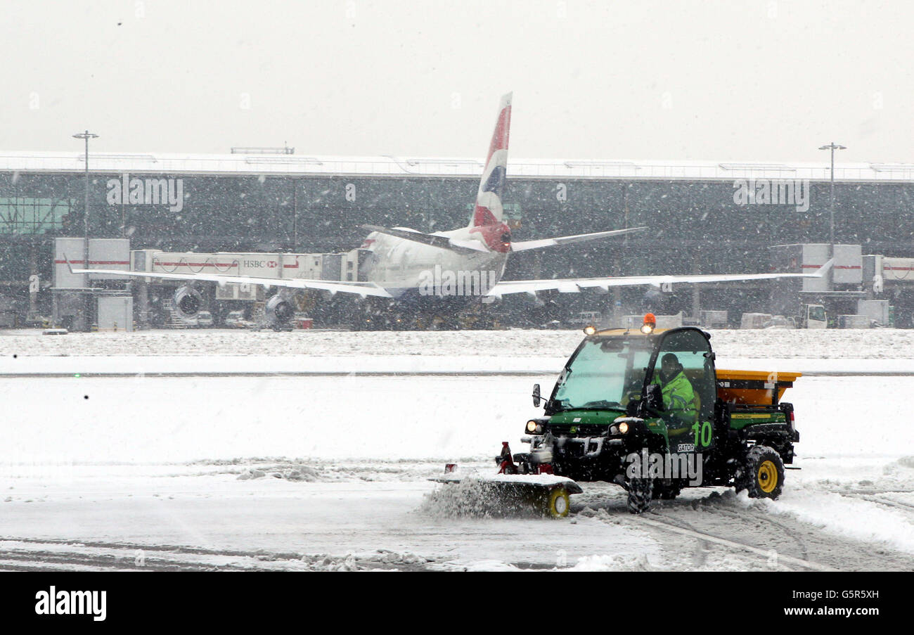Airport heathrow snow hi-res stock photography and images - Alamy