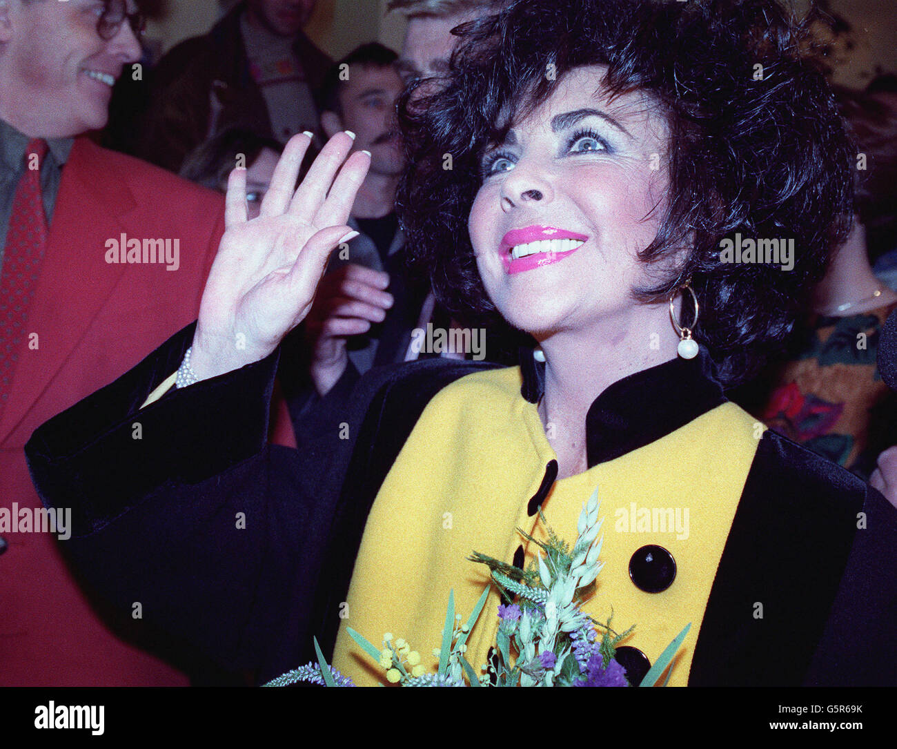 Elizabeth taylor waves visit london lighthouse centre in north ...
