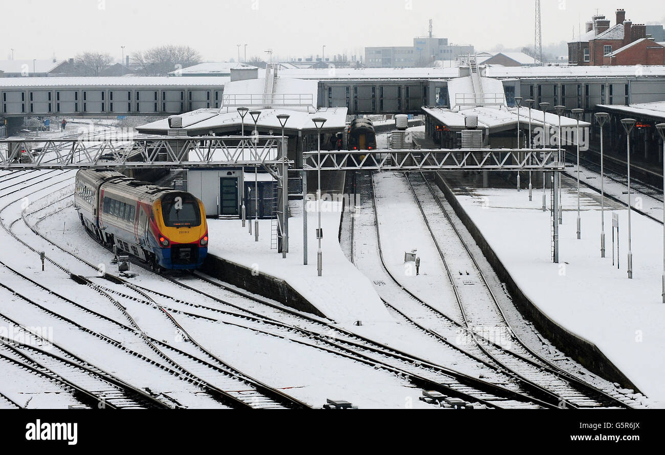 Snowy railway tracks hi-res stock photography and images - Alamy