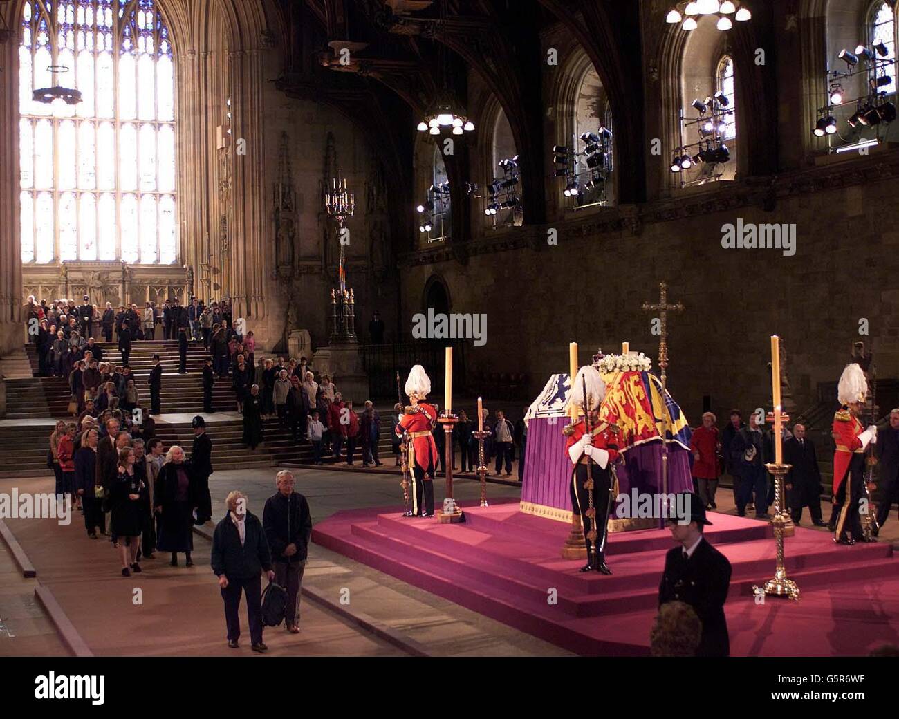 Queen Mother lying in state Stock Photo - Alamy