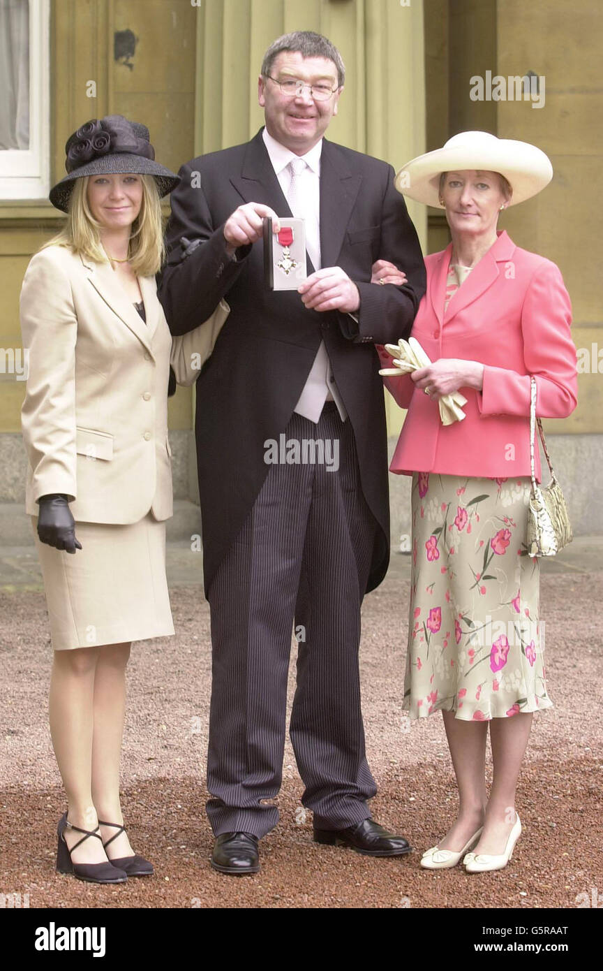 Mr peter allen proudly holds mbe wife lindy right hi-res stock ...