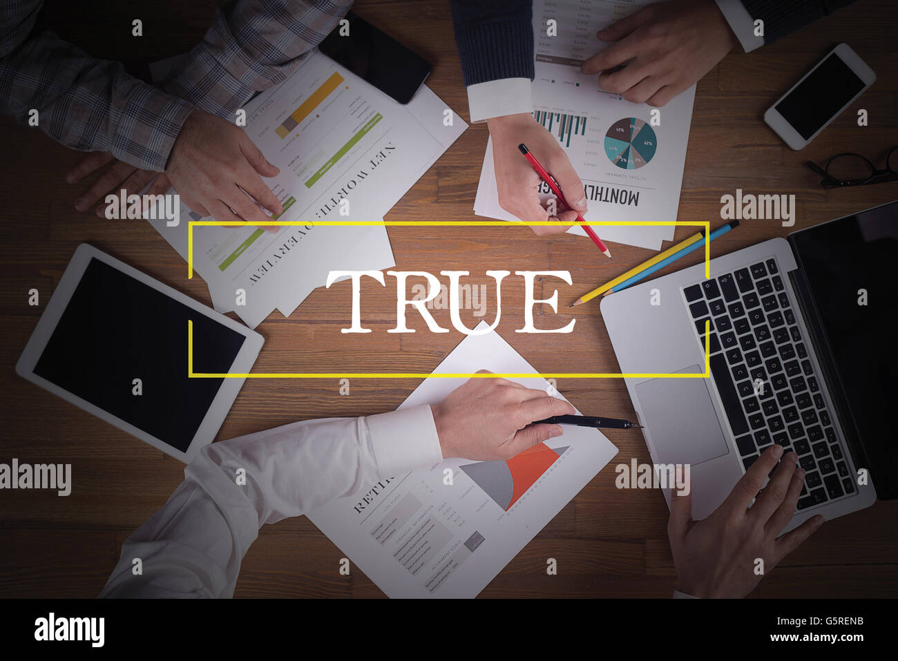 BUSINESS TEAM WORKING OFFICE True TEAMWORK BRAINSTORMING CONCEPT Stock ...