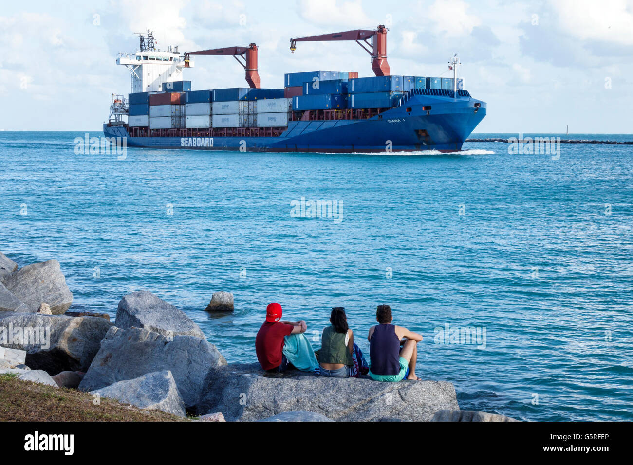 Cargo ship atlantic ocean hi-res stock photography and images - Alamy