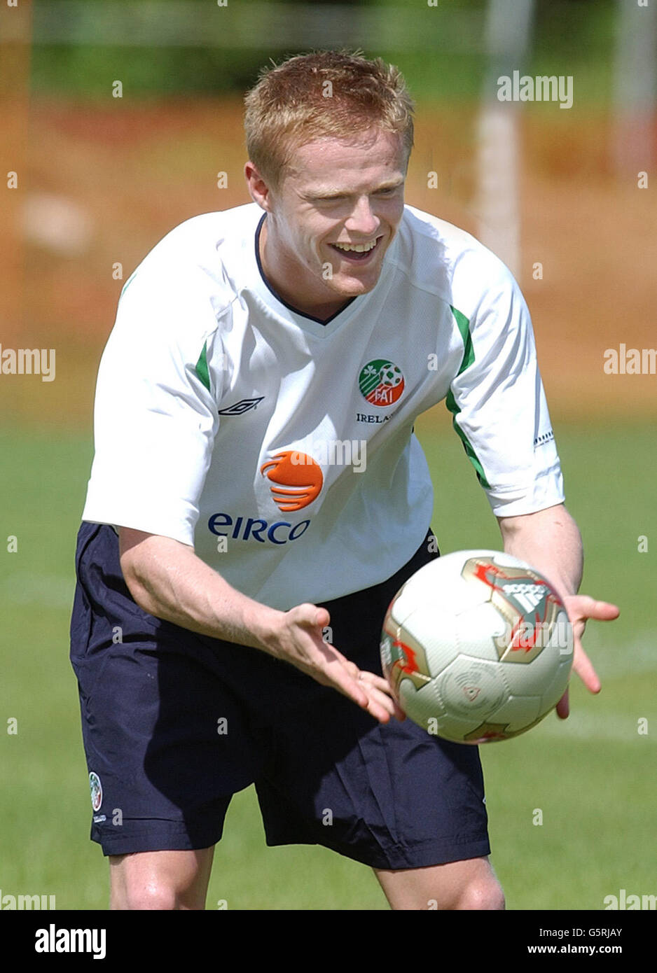 Football smiling training damien duff hi-res stock photography and ...