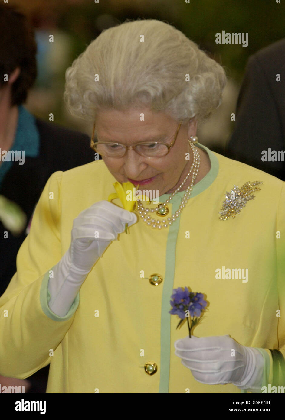 Queen elizabeth white outfit hi-res stock photography and images - Alamy