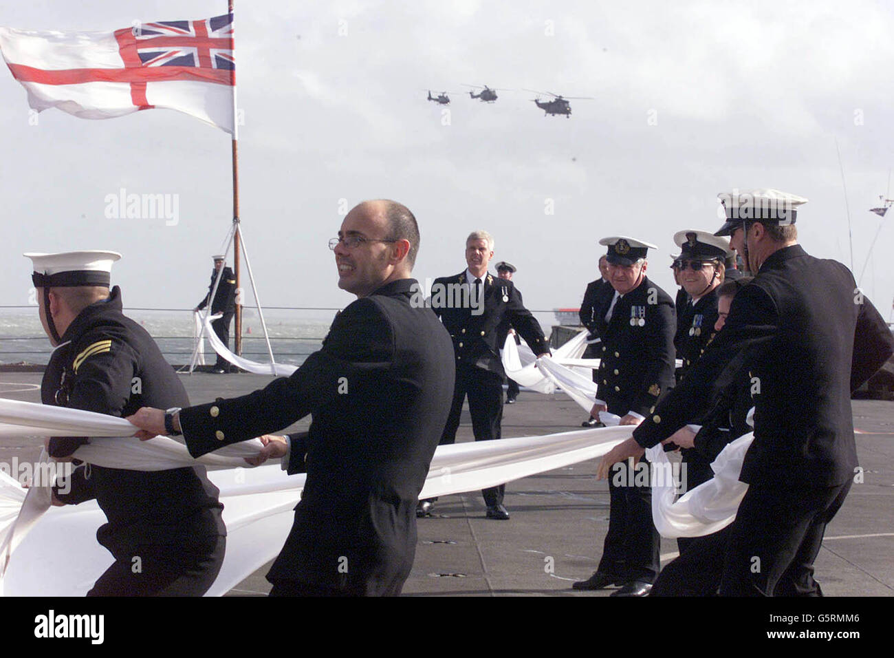 The assault ship hms fearless hi-res stock photography and images - Alamy