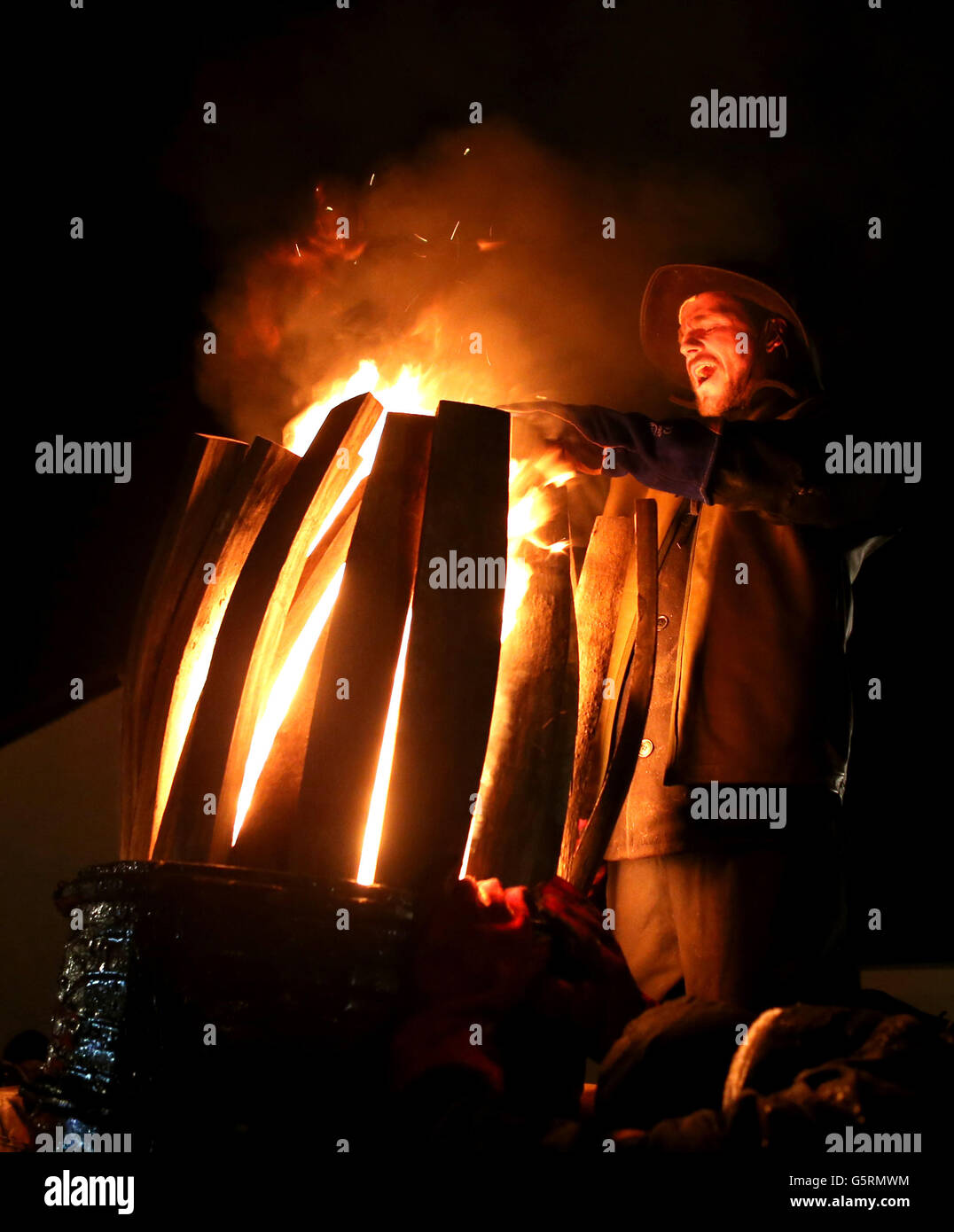 The clavie king clavie crew parade clavie through streets burghead hi ...