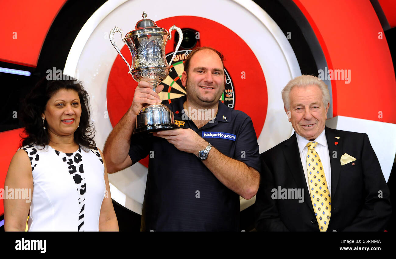 Bob potter darts hi-res stock photography and images - Alamy