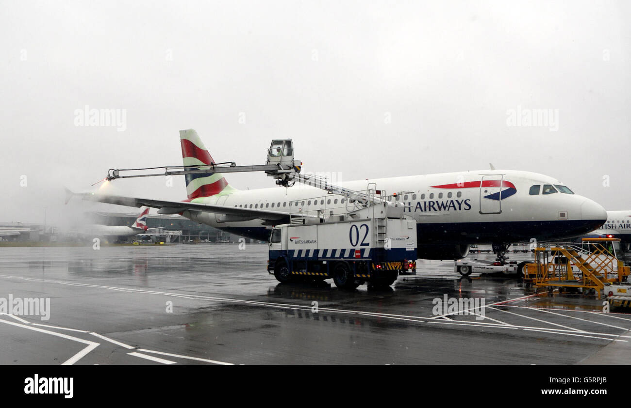 A plane is de iced at heathrow airport hi-res stock photography and ...