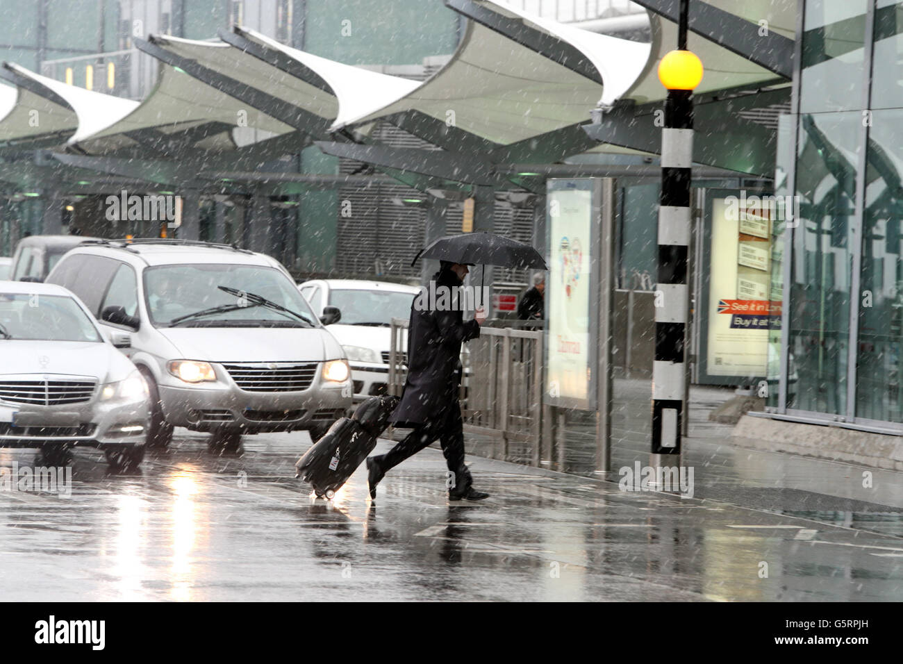 Terminal 5 heathrow airport outside hi-res stock photography and images ...