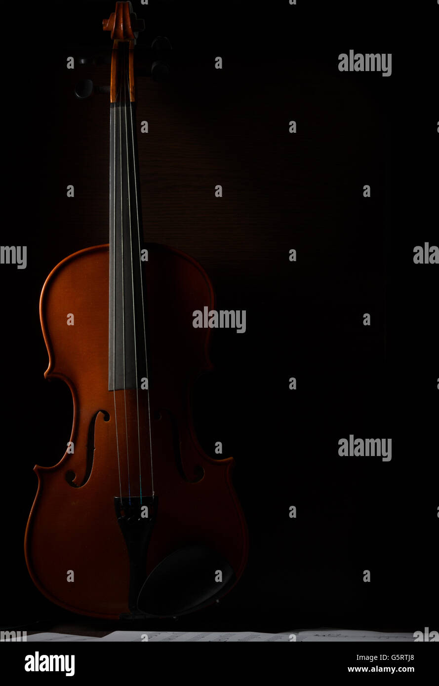 Old broken violin detailed shot Stock Photo - Alamy