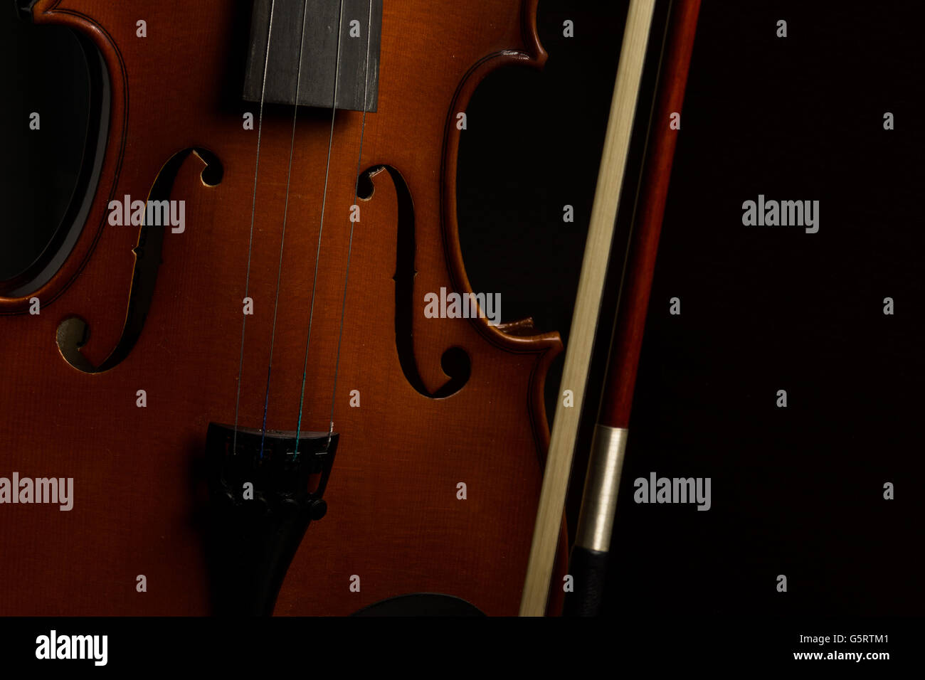 Old broken violin detailed shot Stock Photo - Alamy