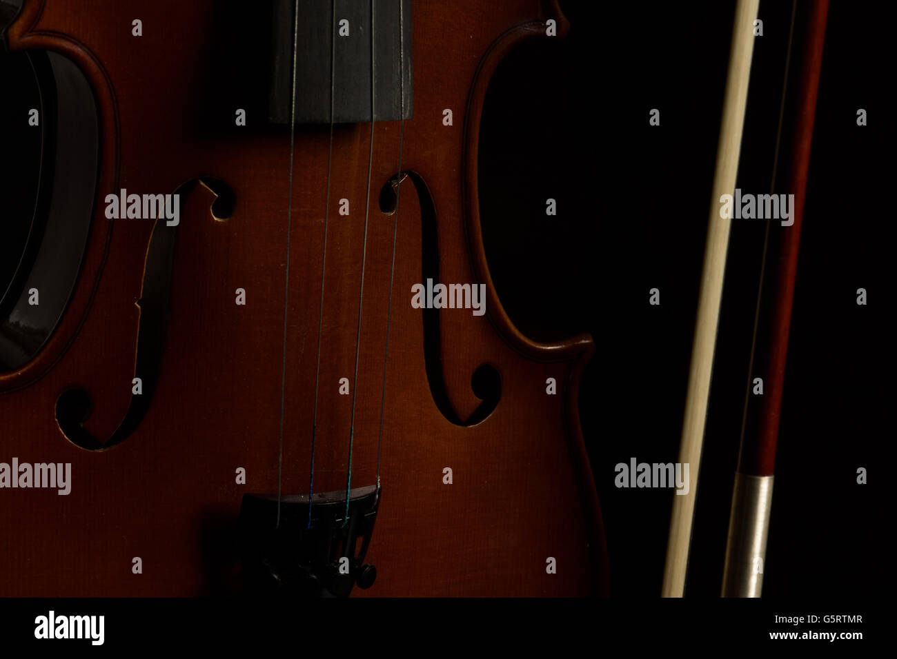 Old broken violin detailed shot Stock Photo - Alamy