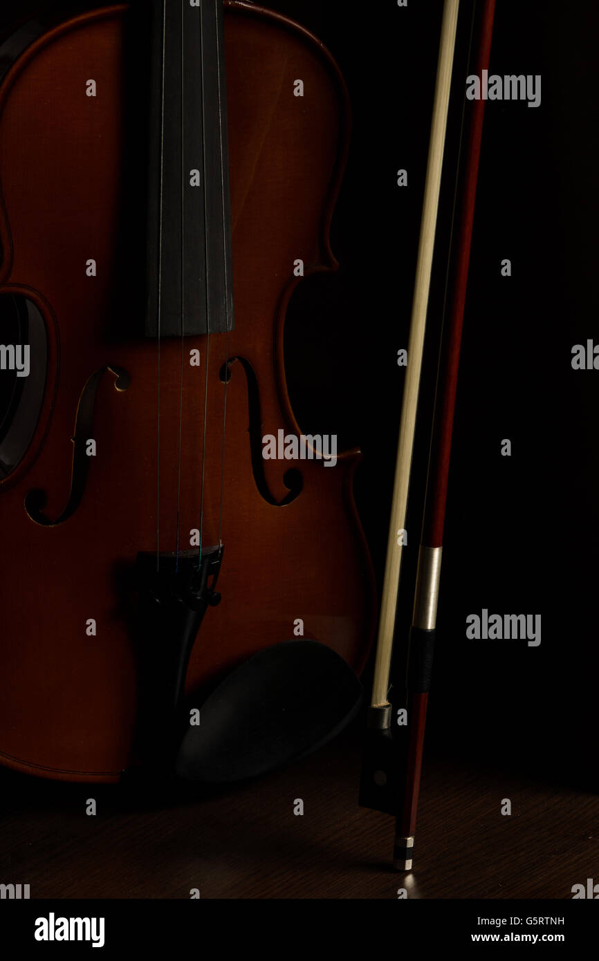 Old broken violin detailed shot Stock Photo - Alamy