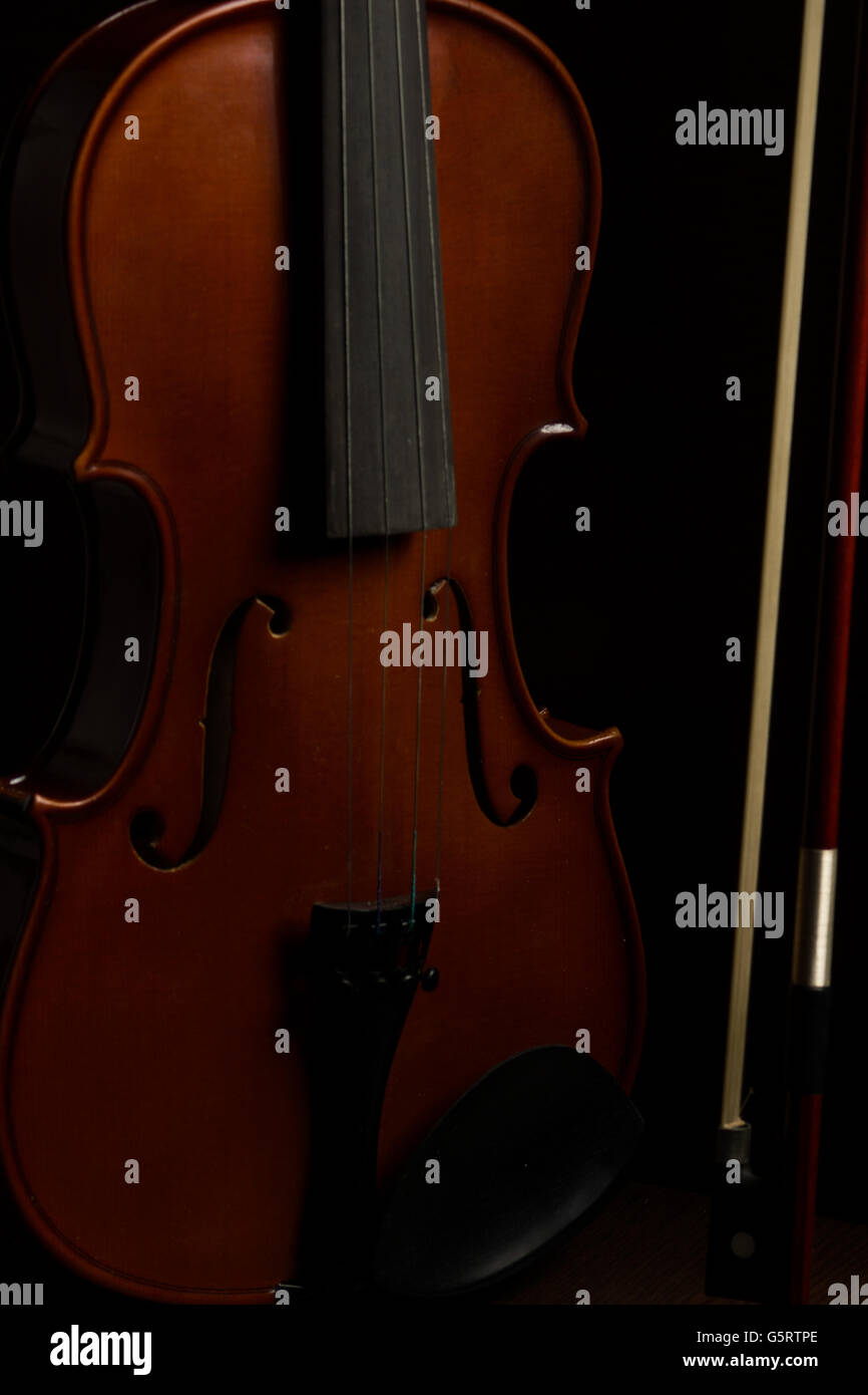 Old broken violin detailed shot Stock Photo - Alamy