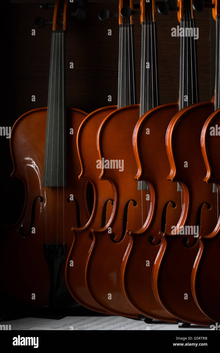 Old broken violin detailed shot Stock Photo - Alamy