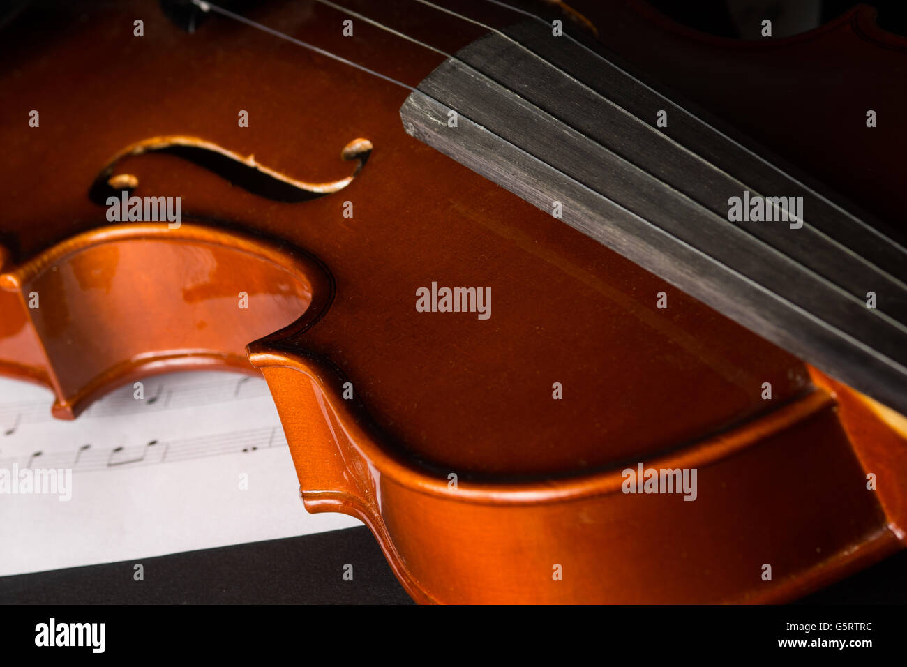 Old broken violin detailed shot Stock Photo - Alamy