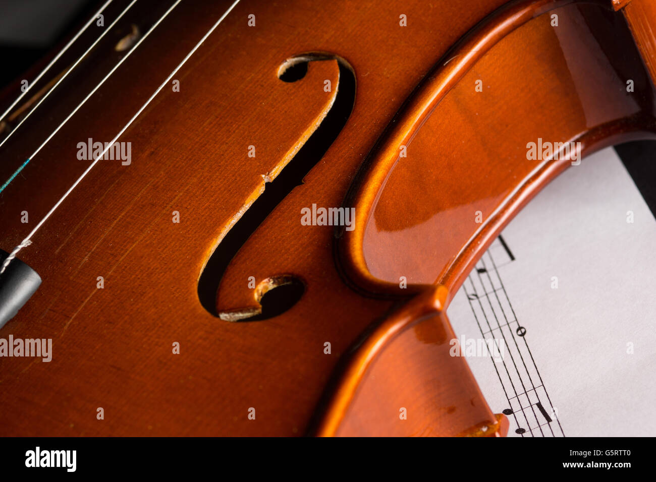 Broken violin string hi-res stock photography and images - Alamy