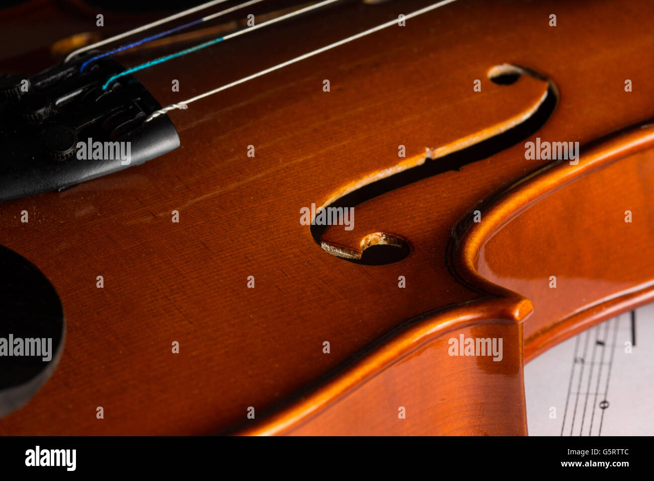 Old broken violin detailed shot Stock Photo - Alamy